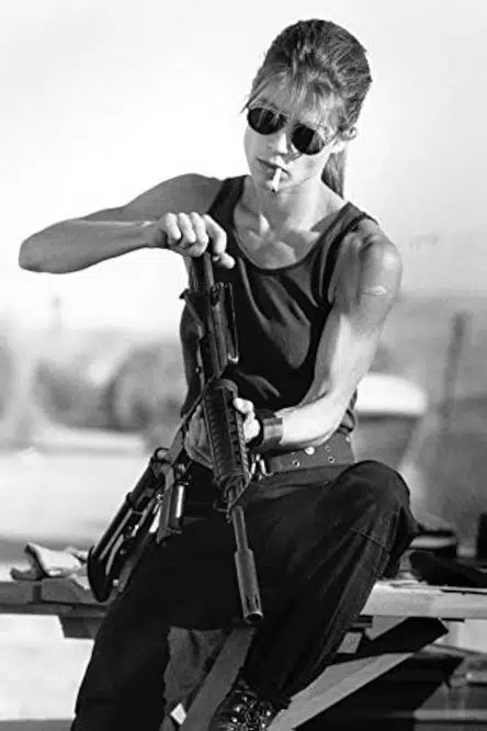 "Sarah Connor: La Guerrera que Transformó el Futuro del Cine Femenino"
